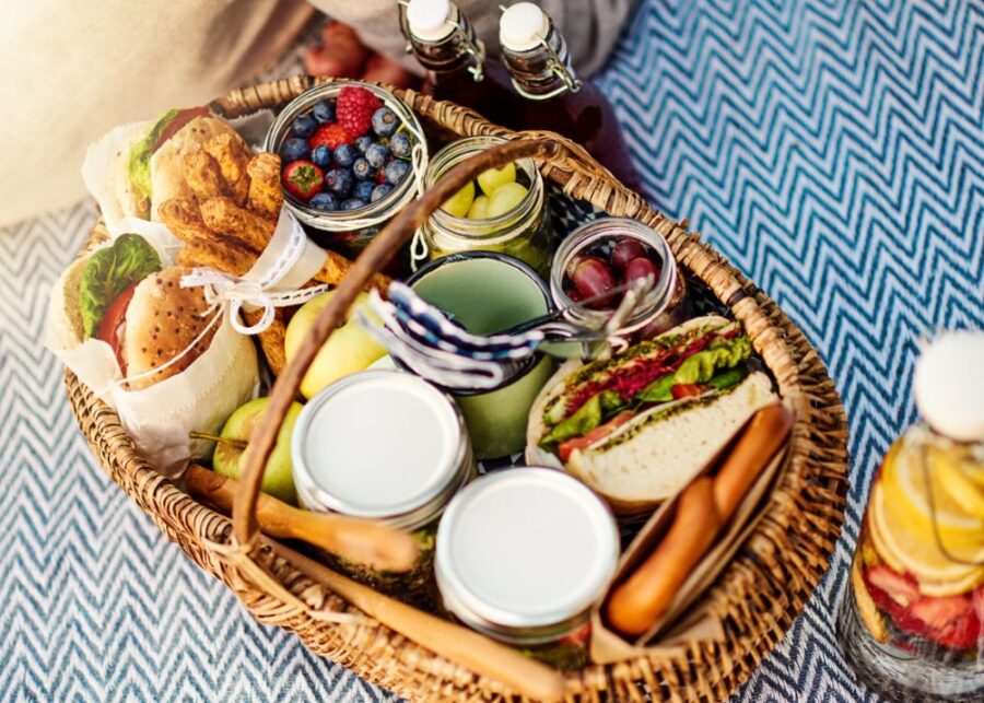 How and What to Pack in a Picnic Basket?