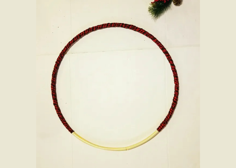How to Make a DIY Christmas Hula Hoop Wreath Step-by-Step?