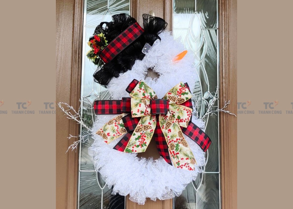 How to make a snowman wreath out of deco mesh?